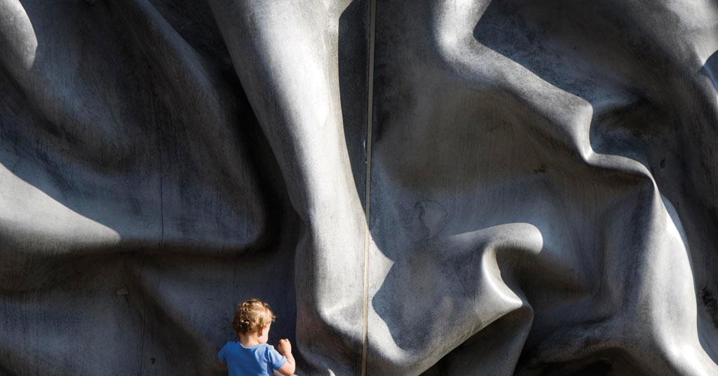 Undulating concrete wall shows potential of rubber formwork | Technical ...