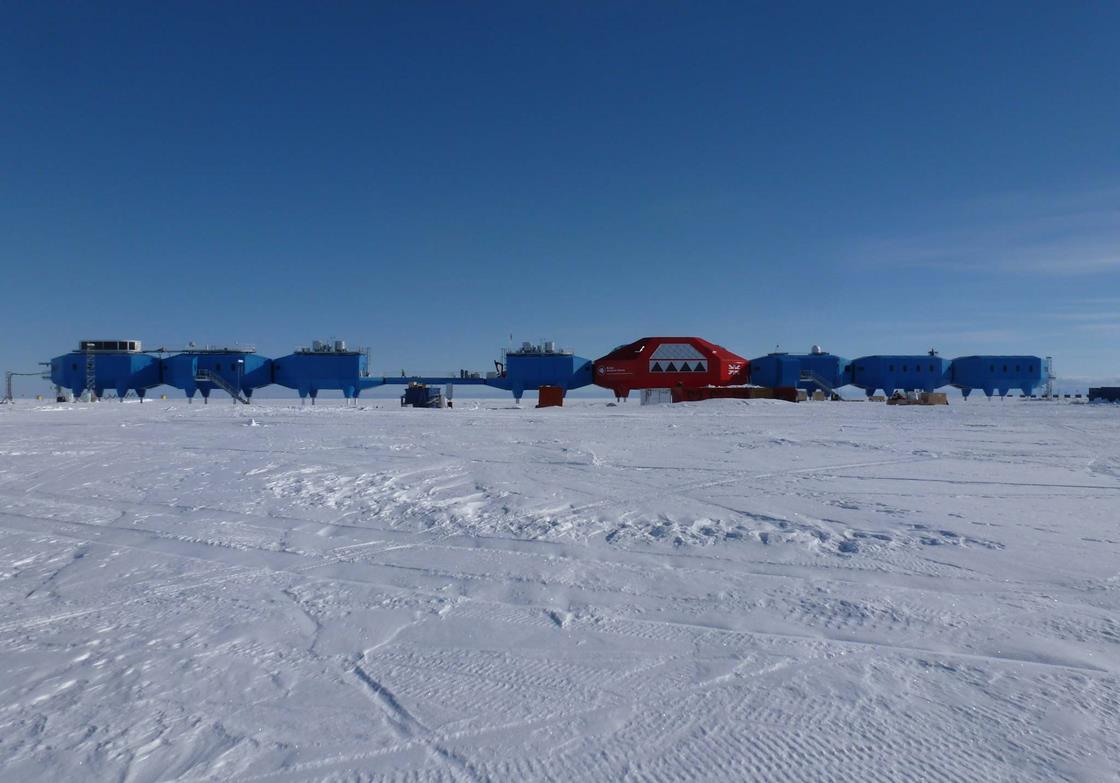 Halley VI Antarctic Research Station by Hugh Broughton Architects ...